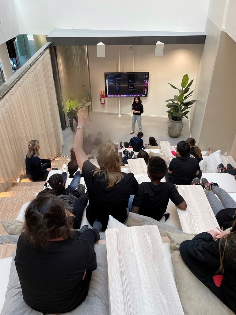 Eleverna lär sig om framtida yrken med Future Tech Stars ...